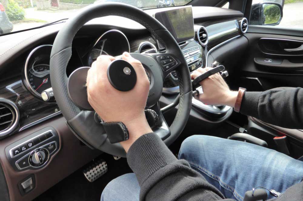 Adaptation véhicules pour conduite en fauteuil roulant